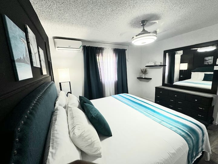 Gated Cozy King Suite - Kingston