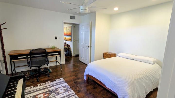 Simple Comfort In An Artsy Space - Long Beach