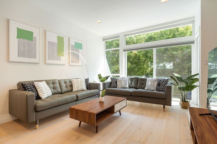 Walk To Caphill 4b/2.5b - Seattle, WA