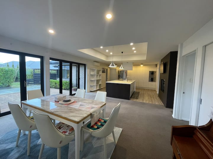 Spacious 4 Bed Family Home - Christchurch