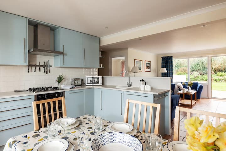 Sea Breeze At Highcliffe - St Merryn