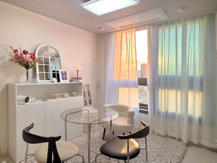 (리뷰이벤트 12시퇴실)동성로머뭄,디럭스,고층 노을 암막 빔스크린,암막블라인드 - Daegu