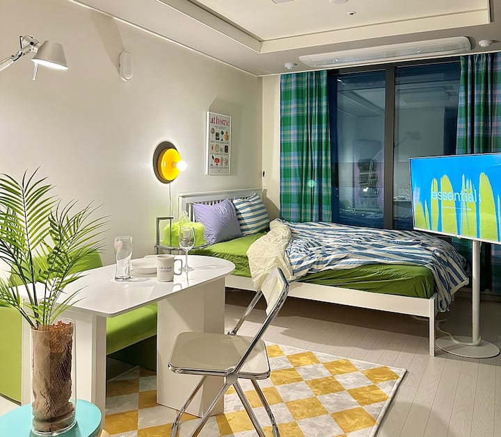 (리뷰이벤트 12시퇴실)동성로머뭄,deluxe-중앙로역 산뜻한 숙소,암막 - Daegu