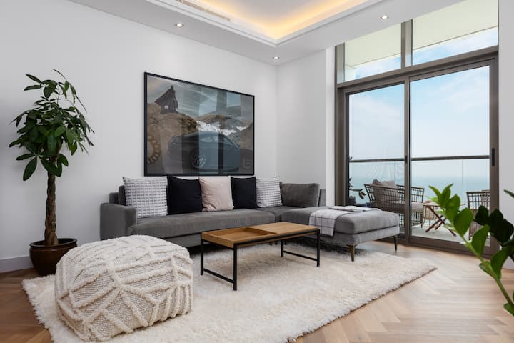 Premium Seaside Retreat With Private Beach - Dubai