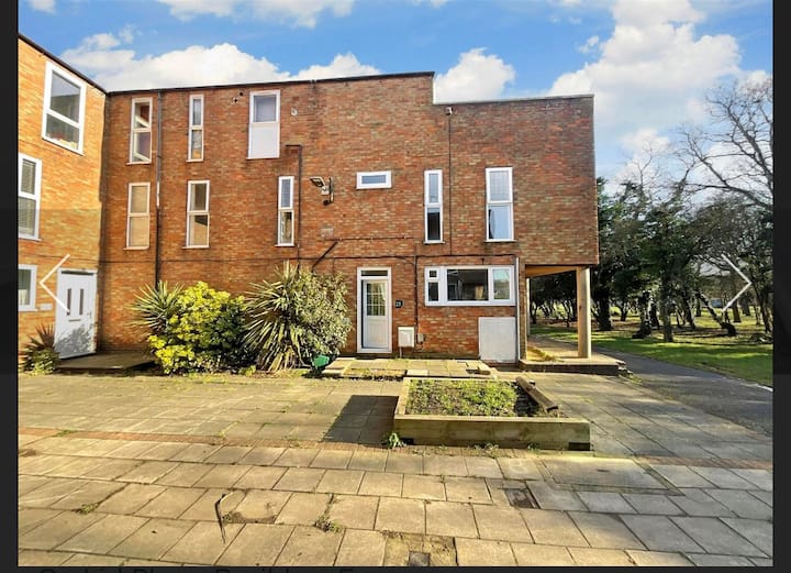 Your Home Away From Home - Basildon