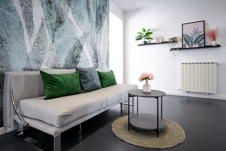 Downtown Delight: Studio With Balcony - Bucharest