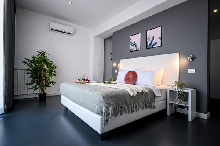 Downtown Delight: Studio With Balcony - Bukarest