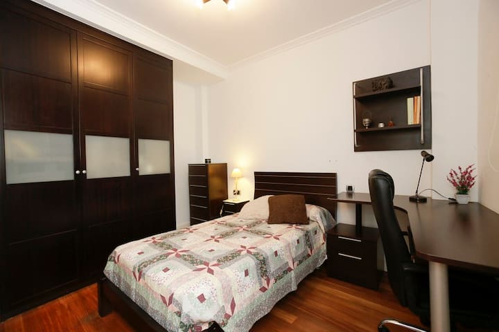 Casco Viejo | Comfortable Room In "Casa Shia" - Bilbao