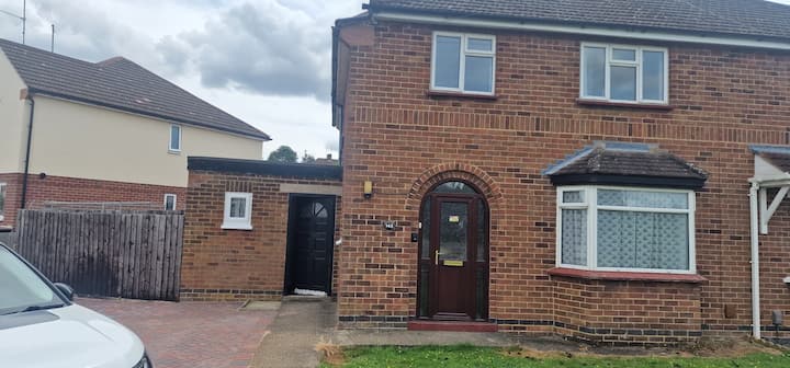 Silver House 3 Bedroom House - Wellingborough