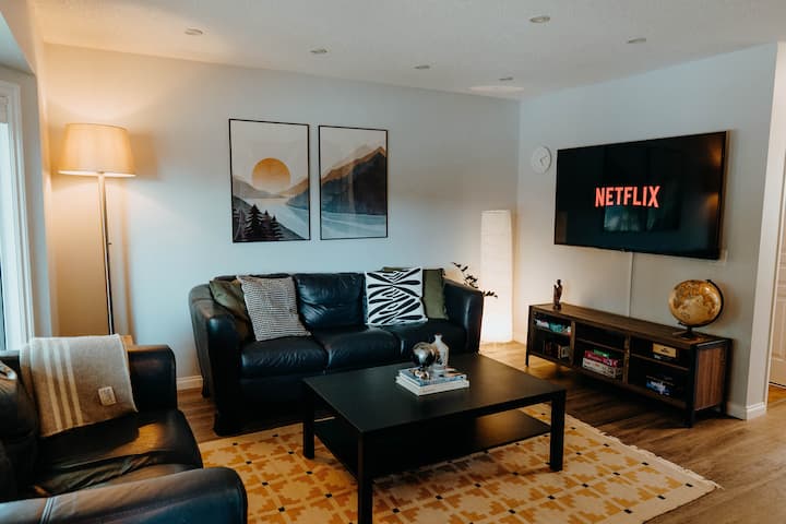Central Calgary & Mountain Escape — No Service Fee - Calgary