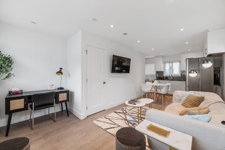 New Luxury Guest House In Central Vancouver! - Burnaby