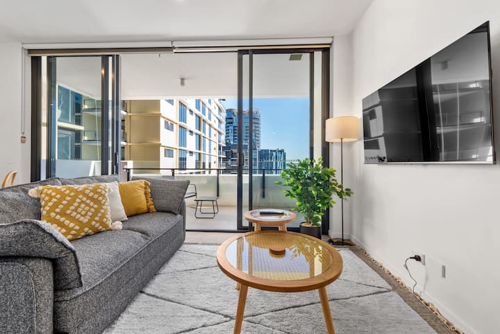 Sunny & Central Apt + Best Location W/ Pool & Gym! - Brisbane