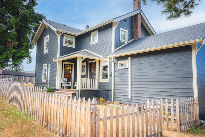 Peabody House - 1920s Cottage - Port Angeles, WA