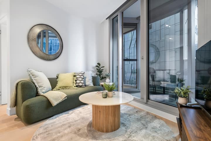 Stylish Apt In West Side Place W/ Balcony & Pool! - Melbourne