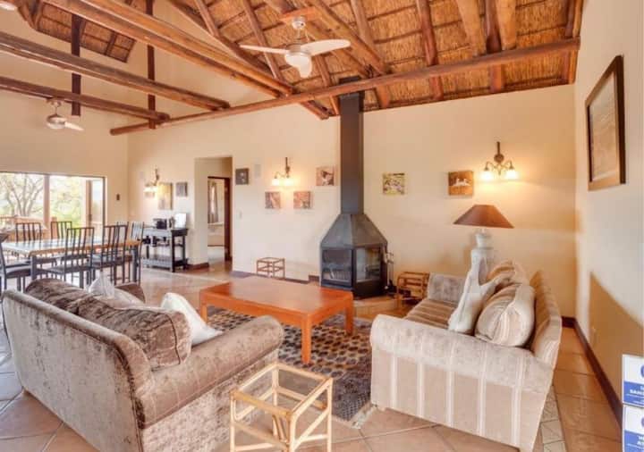 205 Zebula 4 Bedroom With 2 Bedroom Cottage - Bela-Bela