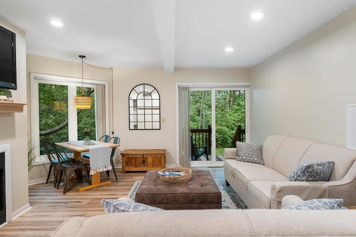 Cozy Condo On Round Lake In Petoskey - Petoskey, MI