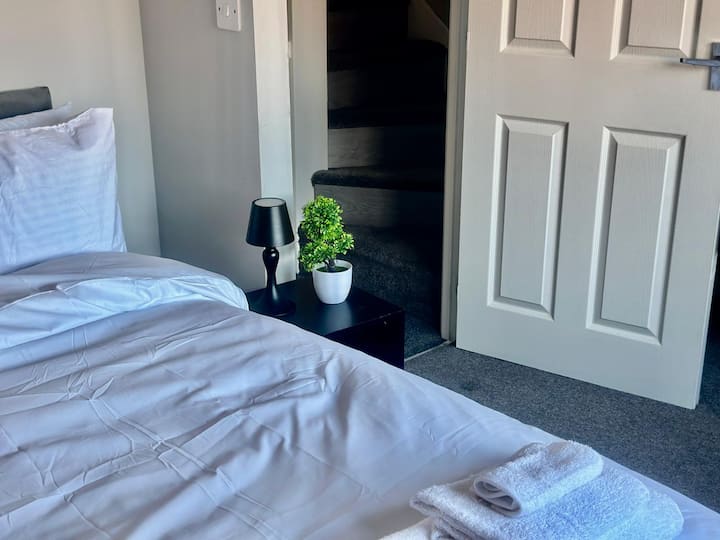 Cozy 4-br Home, Garden & Park - Wolverhampton