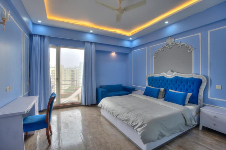 Modern Serviced 1bhk Apt In Central Ggn W/balcony - 구르가온