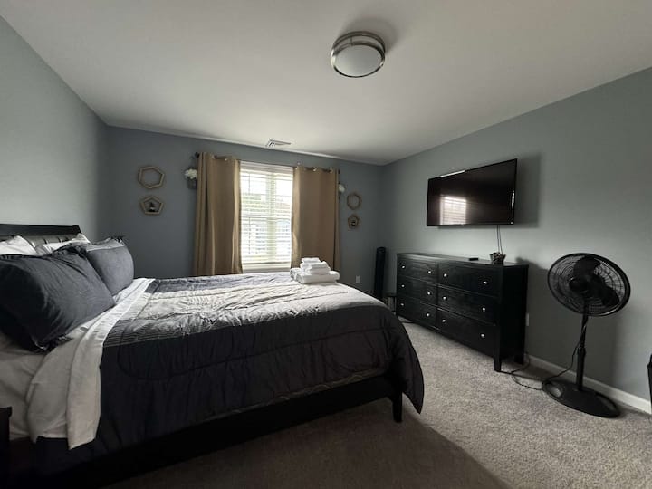 Spacious 2 Story Modern Condo - Bristol, CT