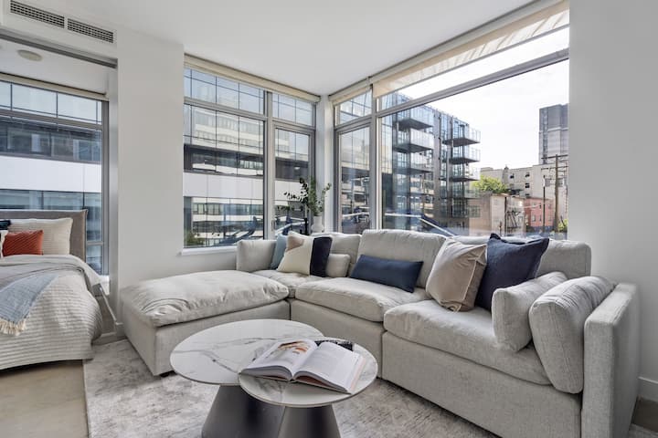 Newly Designed Downtown Vancouver Studio - Vancouver