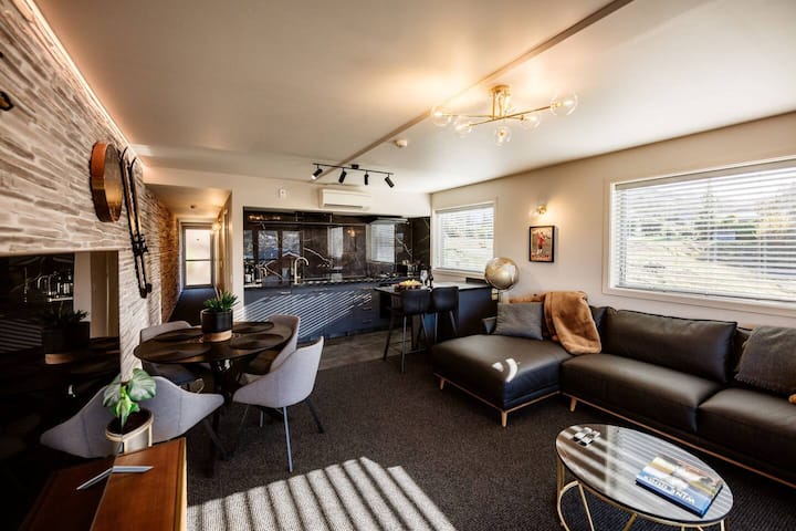 Villa Alpina - With Stunning Views & Free Bikes - Queenstown, New Zealand