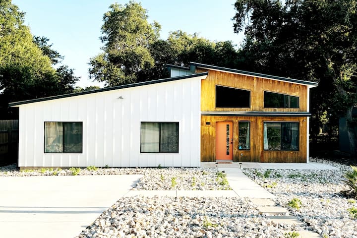 Modern Casita | Hot Tub | Fire-pit | Deer Visits - Canyon Lake, TX