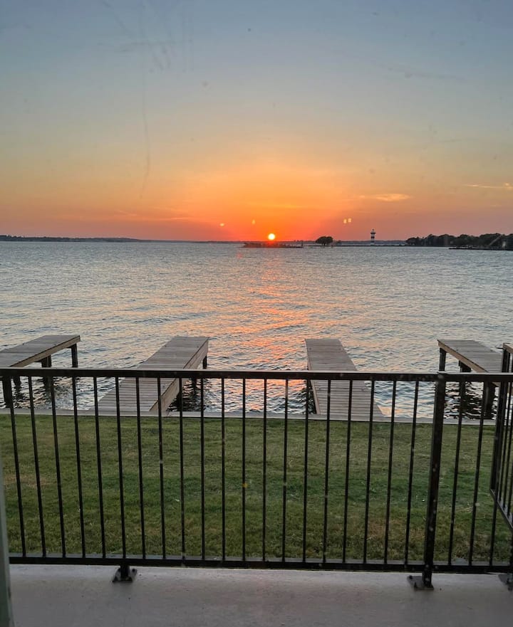 1st Floor Lakefront Condo! - Willis, TX
