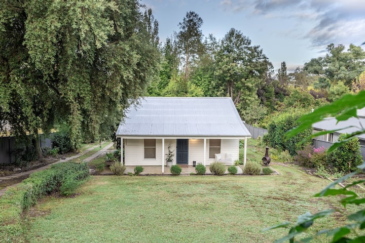 Pet Friendly Cottage With Fireplace - Walk To Town - Myrtleford