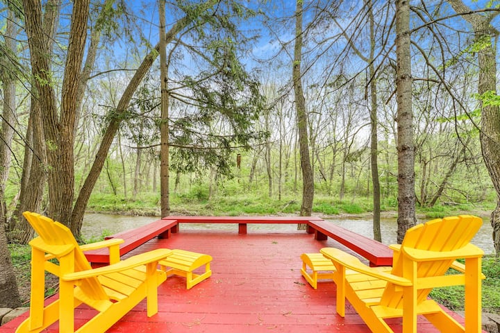 Rustic Riverfront Escape With Sauna In Burlington - Burlington
