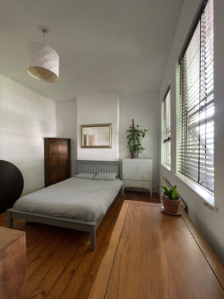 Spacious Room In A Friendly Home - Salford