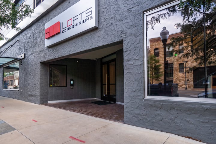 Cozy Downtown Loft - Lawrence, KS