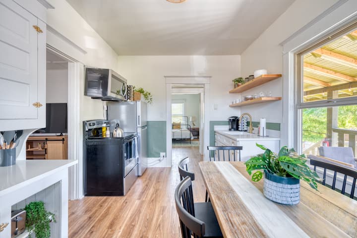 Mt Tabor Retreat - Local Eateries - Shops - Bars - Portland, OR