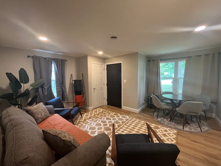 Cozy Home Near Il State Fairgrounds & Hospitals - Springfield, IL