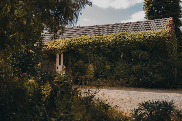 Romantic Farm Cottage With Miniature Goats - Penguin