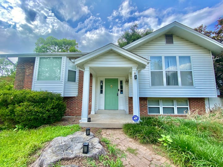 Spacious Retreat: Garden Serenity, Sleeps Up To 11 - Kirkwood, MO