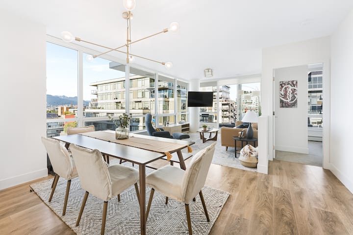 Luxury Condo With Mountain Views - Vancouver