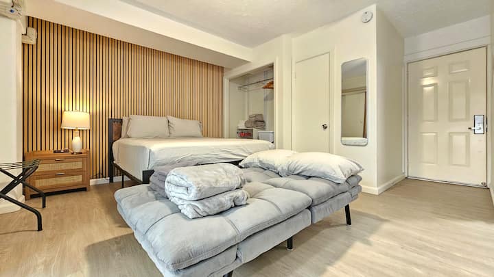 2412 Pe St 203 Queen Bed, Futon, Kitchen, Lanai - Honolulu