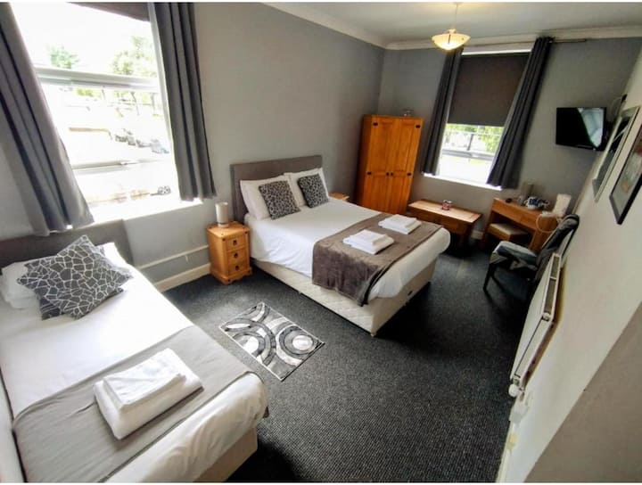 Oyo Gin House Hotelstandard Family Of 3 Room - Gourock