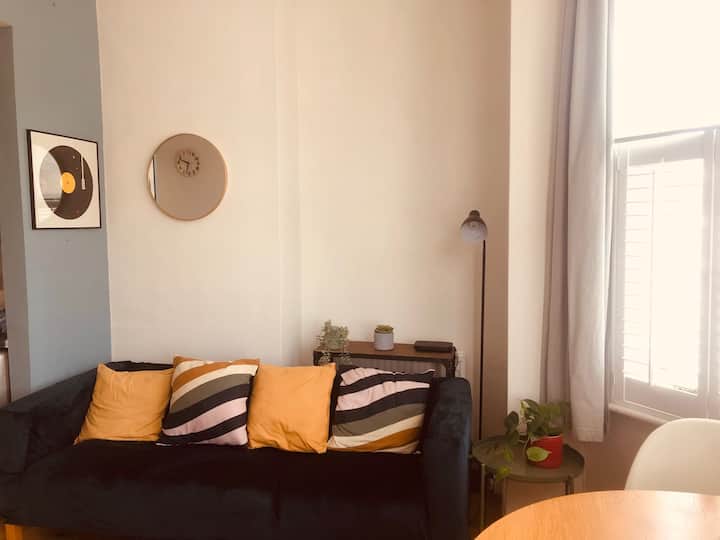 Bright, Spacious, Peaceful 1 Bed Flat (Zone 2) - Londra