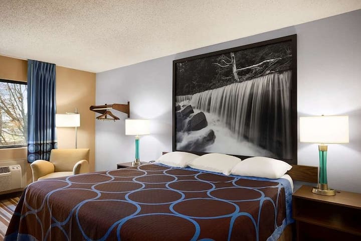 Single Queen Bed, Free Breakfast - Pittsburg, KS
