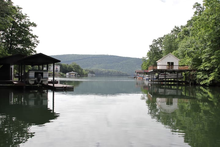 Waterfront Retreat: Kayaks, Dock & Family Fun! - 史密斯山湖