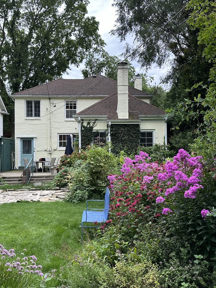 Charming Cottage In Evanston - Evanston, IL