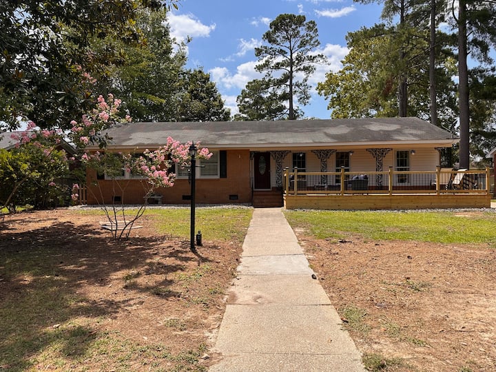 Relaxing 3 Br, Retreat Near Ecu! - 그린빌