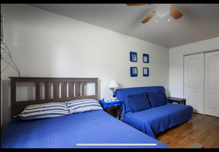 The Blue Room - Comfy, Clean & Close To The City - Queens, NY