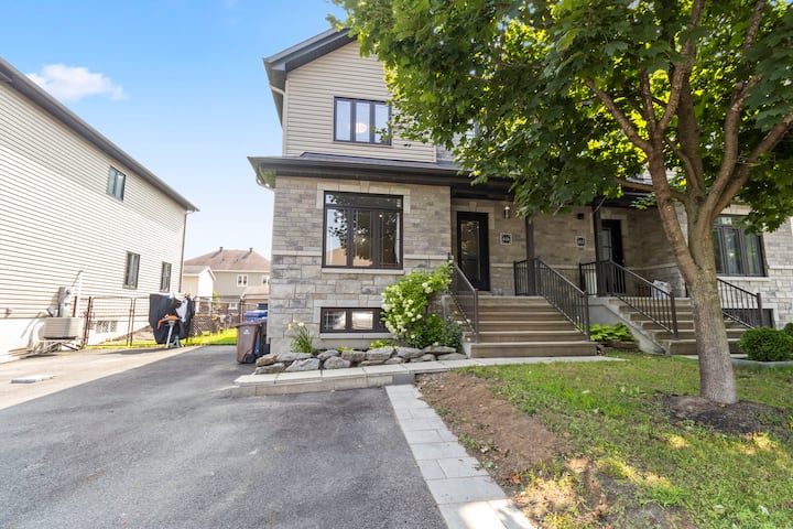 Oasis 4 Beds & Theater Home - Ottawa