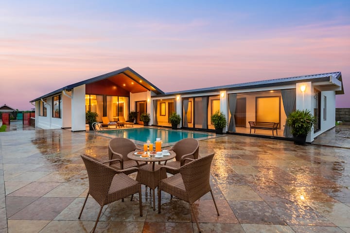 8bhk-stayvista @Whispering Meadows, Pool With View - India