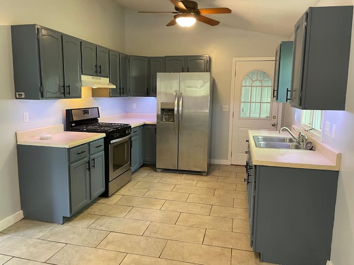 Spacious, Fun 3-bed Less Than 1-mi From Nd Campus! - South Bend, IN