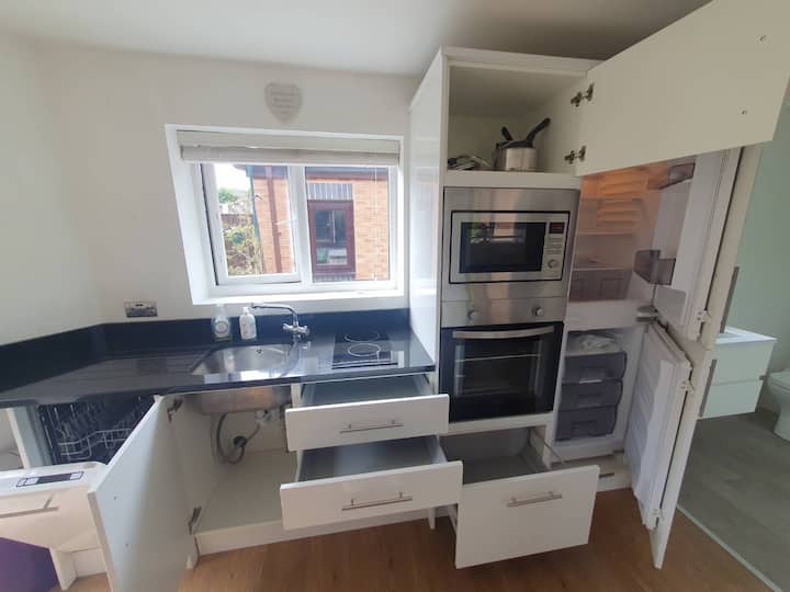 Double Bed Studio With Lovely Garden - Liverpool John Lennon Airport (LPL)