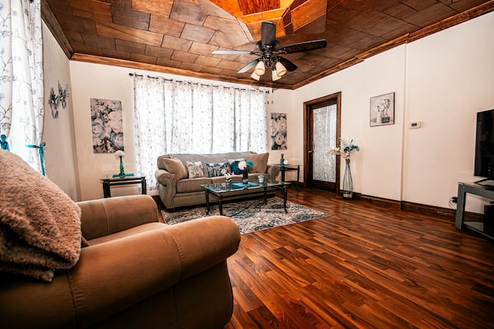 Farmhouse Near Escanaba Private Hot Tub & Sauna. - Escanaba, MI