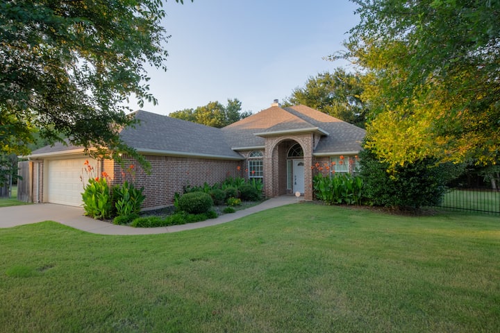 Lake House, Fire Pit: Sleeps 11 - Granbury, TX